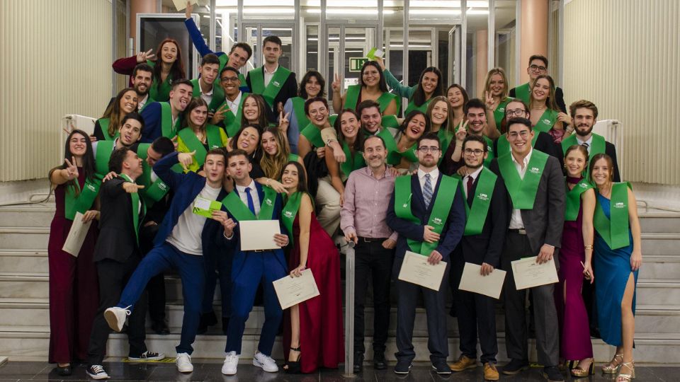 Graduació i lliurament de diplomes del curs 2021-2022 - Facultat de ...